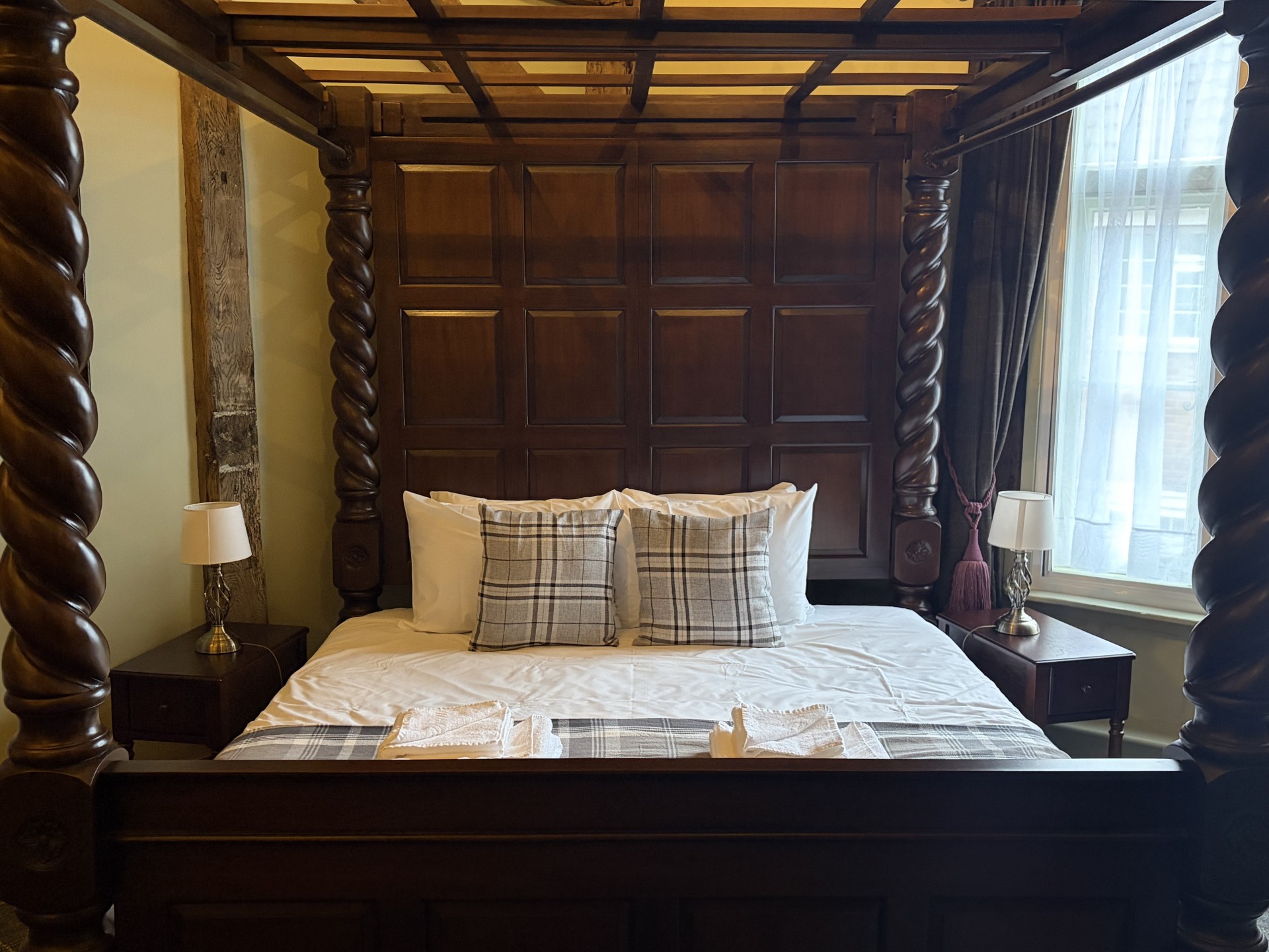 Ostrich Inn Colnbrook – Dating from 1106, the Ostrich near Heathrow ...